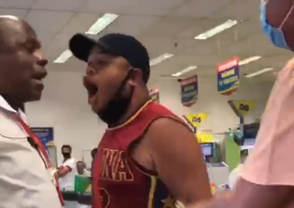 Supermarket employee fights with furious customer in Brazil.