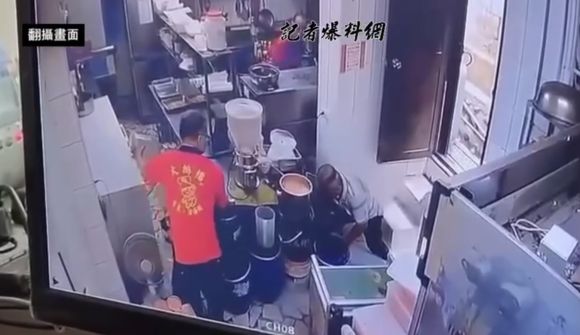 Gas cylinder explodes in kitchen in Taiwan and burns everyone.