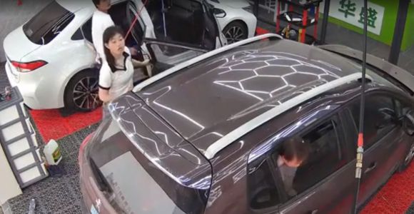 Child Warning! Baby’s neck stuck in car window.