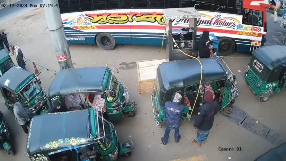 An auto rickshaw driver died when a gas cylinder exploded in a tragic ...